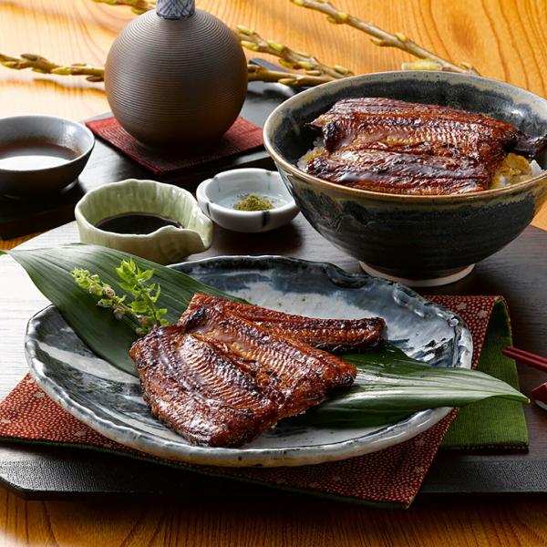 温暖な気候に恵まれた静岡県。この土地で生産・加工・販売にこだわりを持ち育てられた鰻を丁寧にさばき焼きあげた鰻の蒲焼です。静岡で育ち全国に旅たつ想いを込めた逸品です。商品内容蒲焼70g×2袋、たれ・山椒×2商品サイズ(mm)：約305×230...