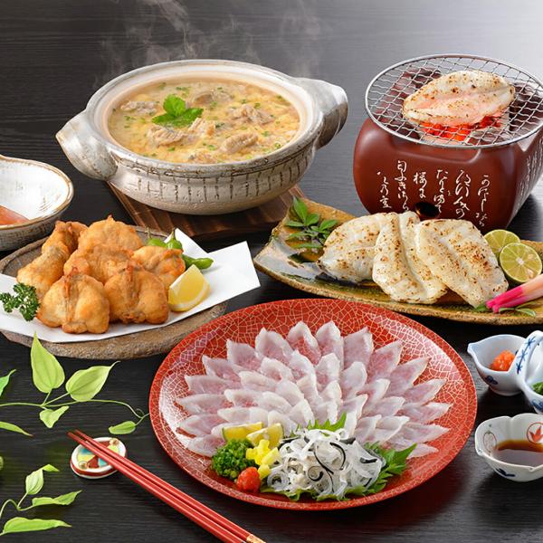 美しく盛り付けられた「とらふく刺身」と、やさしい塩味で調味した「ごまふく一汐」、香ばしい揚げ上がりの「ごまふく唐揚げ」などを詰合せました。商品内容とらふく刺身60g、とらふく皮湯引き30g、ごまふく一汐150g、ごまふく唐揚げ150g、とら...