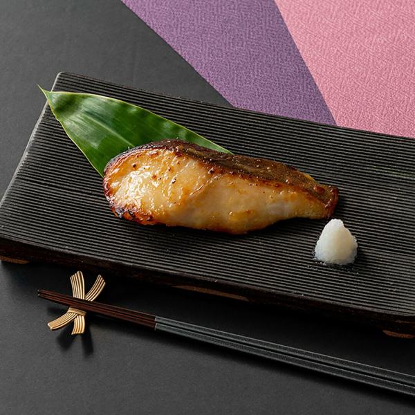 創業九十余年を迎える京都やま六より銀だらの西京漬をお届けします。京都老舗の西京白味噌を別注で取寄せ調合を加えたオリジナルの味噌床に、厚切りにした銀だらをじっくり漬け込みました。ふくよかな味噌の甘みとやわらかく脂ののった銀だらの旨みを存分にお...