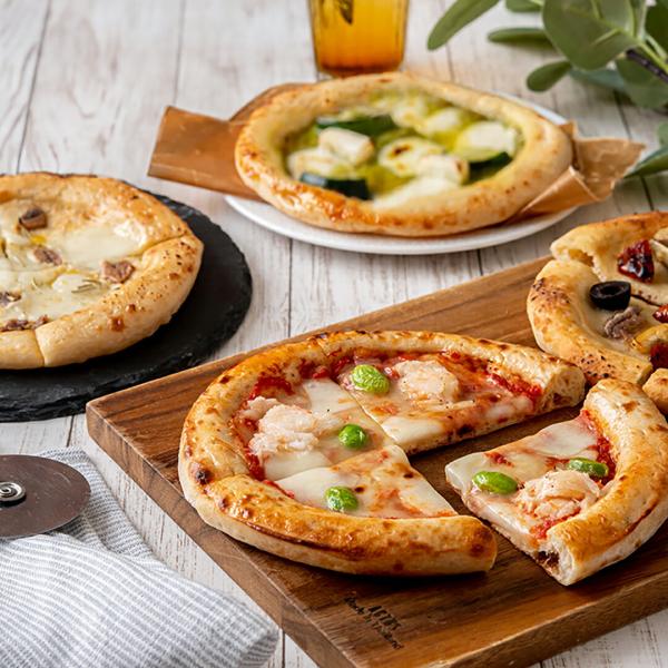 山形のイタリアン「アル・ケッチァーノ」奥田政行シェフ監修のピザセットです。ピザ生地はイタリア産の酵母を使い、２日間かけて熟成発酵させ、一枚一枚手伸ばしで焼いています。小麦の香りと旨みを引き出した生地、彩り豊かな具材、ソースが織りなす味わいを...