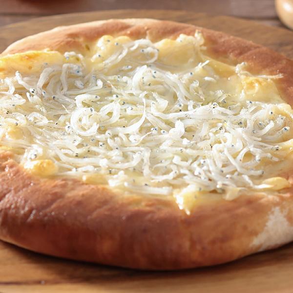 モチモチの生地に静岡の特産品である「しらす」と「桜えび」をのせました。素材とチーズだけのシンプルなピザなので、素材の風味がしっかり。お好みでオリーブオイルをかけるとさらに美味しくお召し上がりいただけます。商品内容[しらすピザ・桜えびピザ 各...