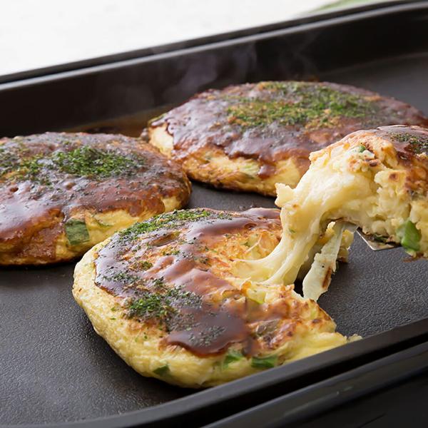 京野菜九条ねぎが入った京風お好み焼。１９７７年の創業以来、守り続けてきた『秘伝のだし』と京都井澤製粉製造の小麦粉使用した生地は、京都どんぐり最大の特長である“ふわふわ食感”を冷凍食品でもお楽しみいただけます。京野菜九条ねぎは１ｃｍと大きくカ...