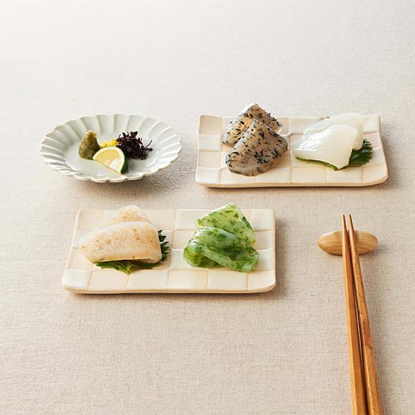 三重県特産のあおさのり・ひじき・かつおぶし・伊勢いもをそのまま使用した素材感たっぷりのヘルシーな刺身こんにゃくです。からし酢みそなどでそのまま召しあがれます。商品内容あおさのり・かつおぶし×各3、ひじき・伊勢いも×各2 各160g　計10袋...