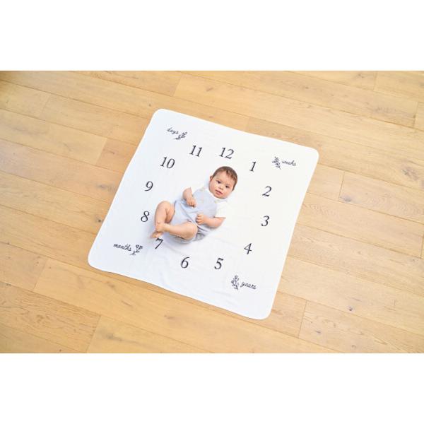 お子様の成長の記録を写真で残す、オーガニックコットン１００％のガーゼパイルタオルです。例えば月齢のところにマークを置いて、赤ちゃんを寝かせて写真撮影をしていただくと、成長の記録を数字と共に残すことができます。商品内容●オーガニックコットンタ...