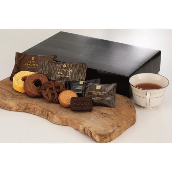 東京自由が丘にある人気のスイーツ専門店【マジ・ドゥ・ショコラ】監修の焼き菓子の詰合せです。商品内容●ベルギーワッフル（ショコラ）×２、バームクーヘン（ショコラ・ミルク）×各２、クリームサンドビスケット（ショコラ・キャラメル）×各４サイズ：2...