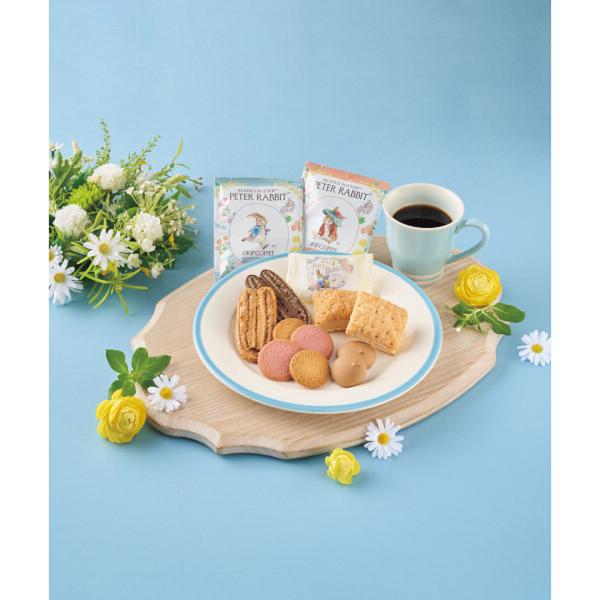 １００年以上にわたり世界中で愛されてきた『ピーターラビットＴＭ』が、香り豊かなドリップコーヒーと焼き菓子の詰め合わせになりました。物語から飛び出したような愛らしいパッケージに、深い味わいのオリジナルブレンドコーヒー、サクサクのパイやクッキー...