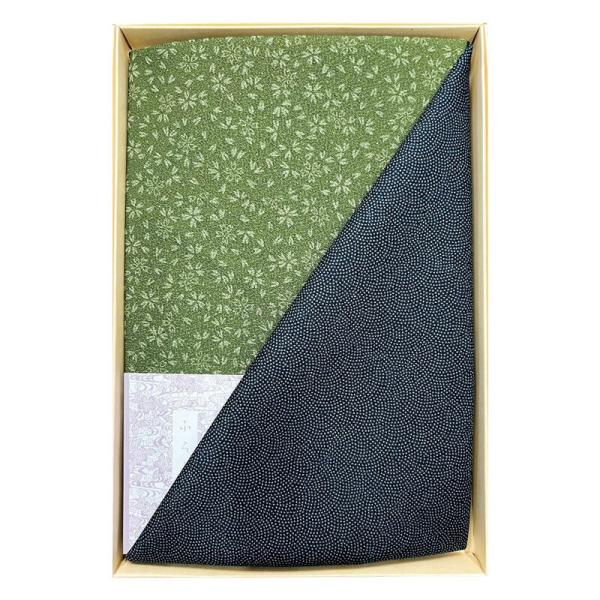 物を包んだ時に、結び目から裏の色柄が見えるのが特徴の両面染めの小ふろしきで、広げた時には裏の色や柄が主役となります。ふろしきの定番サイズで、進物包みやワインボトル包みなど、1枚あると便利です。商品内容ふろしき（約700×700mm）×1箱サ...