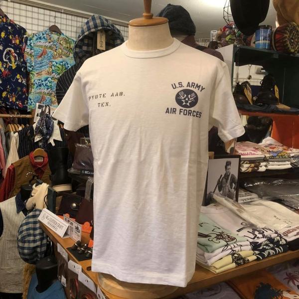 コットン100%柔らかい生地感の日本製バズリクソンズオリジナル・スラブ生地を使用した半袖Tシャツ。スラブ生地とは、ヴィンテージTeeでよく見られるランダムな太さの糸を使用して織った生地で凹凸感のあるナチュラルな風合いが特徴で、高い耐久性を誇...