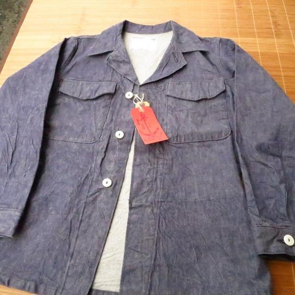 コットン100％、パープル色の強いMFSCオリジナルの9.4オンス硫化デニム生地を使用したマップシャツ。U.S.M.C.（アメリカ海兵隊）で使用されていた上着をベースとし、数種類のヴィンテージアイテムからディテールを抜粋して構築された「MA...