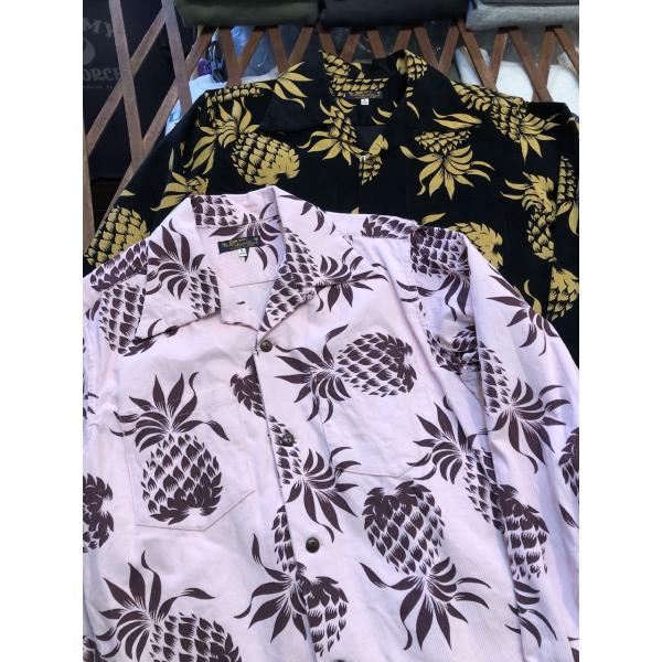 コットン100%、肉厚でハリのある着心地が特徴的なサンサーフ オリジナルコーデュロイ素材を使用したオープンシャツ。シルエットは裾口をフラットにしたボックスタイプで、オリジナル同様にボタンにはココナッツボタンを使用するなどの拘りが凝縮された仕...