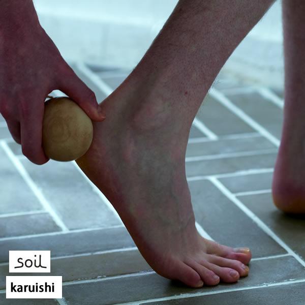 珪藻土で人気のsoilに新作登場。しかも、KARUISHI。軽石。カルイシ。泥成分で保湿しながら、角質ケアもできるデイリーユースの泥軽石。一般的な軽石よりキメが細かいのが特徴です。すり洗いして、調理後の手についたニオイも取ることができます。...