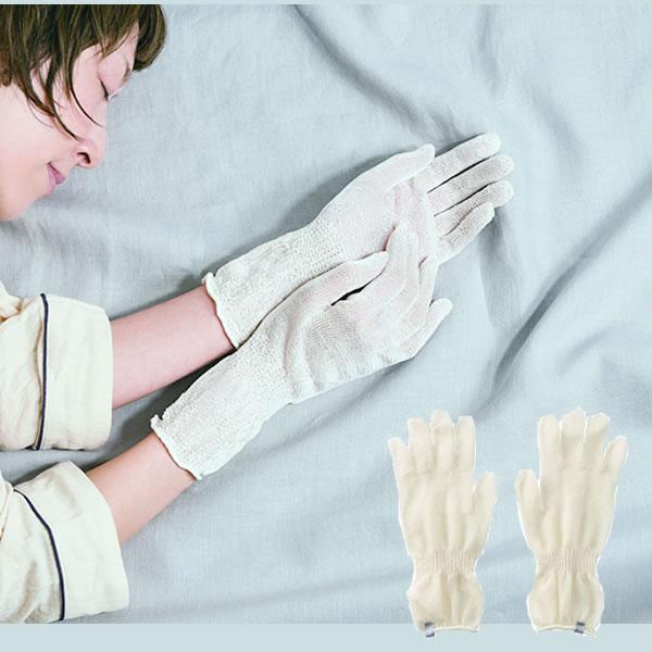 セリシン　ナイトグローブ乾燥が気になる方へ。天然タンパク質「セリシン」を含んだ、ハンドケア用手袋。特殊な方法で繭から製糸された網状生糸を使用。空気層を含んだ構造とシャリ感が特徴です。 就寝時など長時間使用することで、肌の潤いを保つ効果が期待...