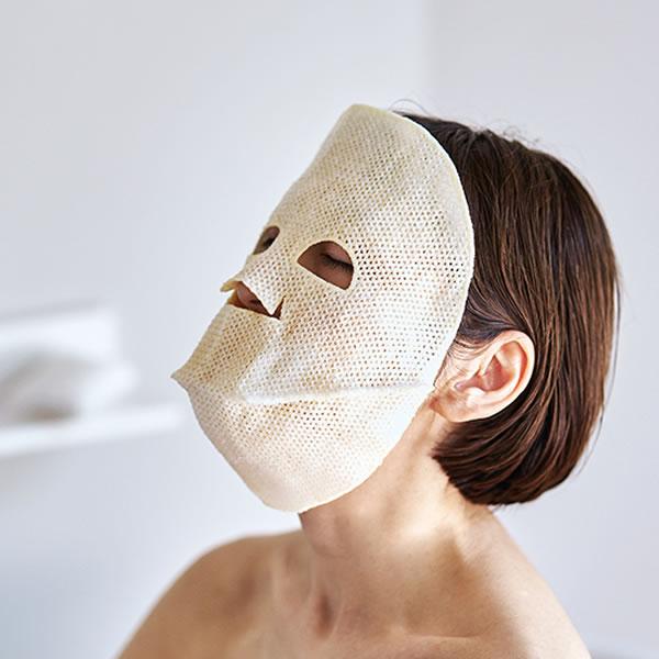 セリシン　フェイスマスク湯船に浸かる時間で手軽におうちエステ。天然タンパク質「セリシン」を含む網状生糸を使用したフェイスマスク。天然のスキンケア成分を含むワッフル生地を贅沢に使用した、お風呂で使うフェイスマスク。お湯に濡らして使うことで保湿...