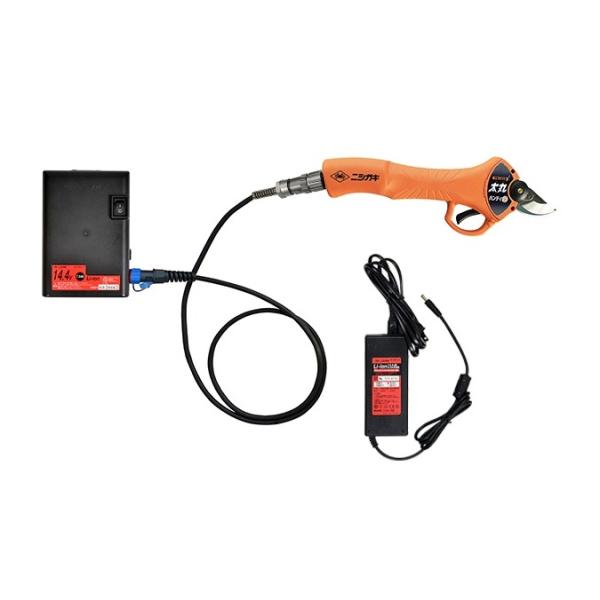 ＜商品概要＞●生木最大25mm●静音スリムコンパクト●高級刃物鋼＋こだわりのメッキ仕上げ●バッテリは腰に装着のセパレート式●14.4Vバッテリ搭載こちらの製品は、最新型で、電源コードが改良されました。バッテリ残量表示の新型になりました。