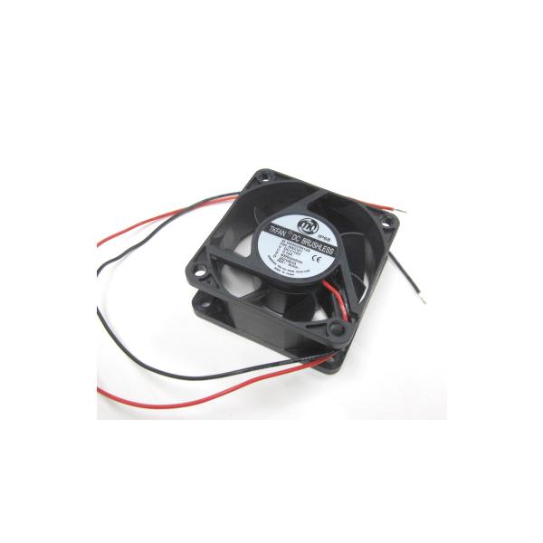 定格電圧：12VDCベアリング：ボールベアリング回転数：4000rpm最大風量：0.61m3/min.サイズ：60×60×25mmワイヤー長：300mm重量：約55g レベル：IP68(PVD)