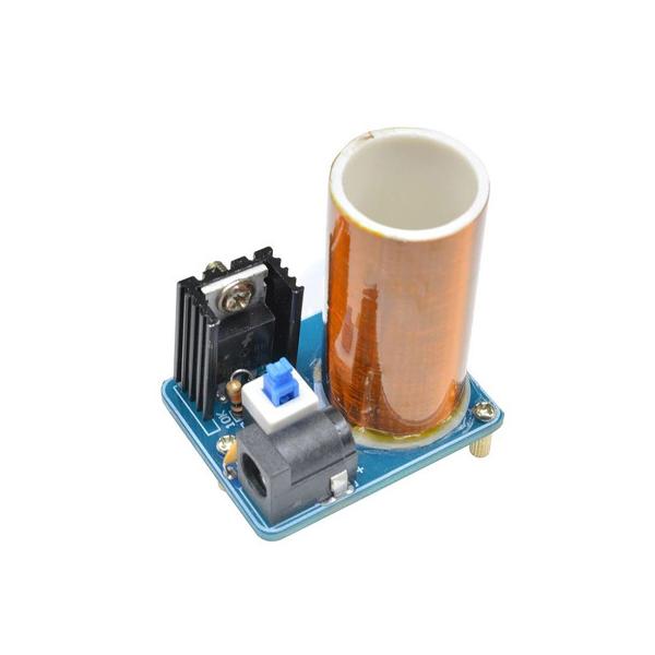 テスラが発明したアイテムの1つは、共鳴の原理で動作するトランス（共鳴トランス）であるテスラコイルです。これは、高温高圧のプラズマを生成します。 この小さなデバイスは、電気をワイヤレスで送信し、蛍光灯を照らし、気の利いた小さな電気アークを生成...