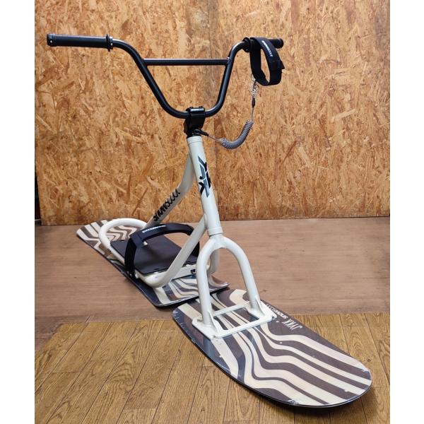 【発売日：2023年11月20日】軽量スノースクートの歴史を継承したA22フレーム、10ｍｍ長いフレーム、67.5°のヘッドアングル、セミワイドのデッキ、セミロングのテールパイプ、アルミのハンドルバ−など軽量と扱いやすさを両立させたフレーム...