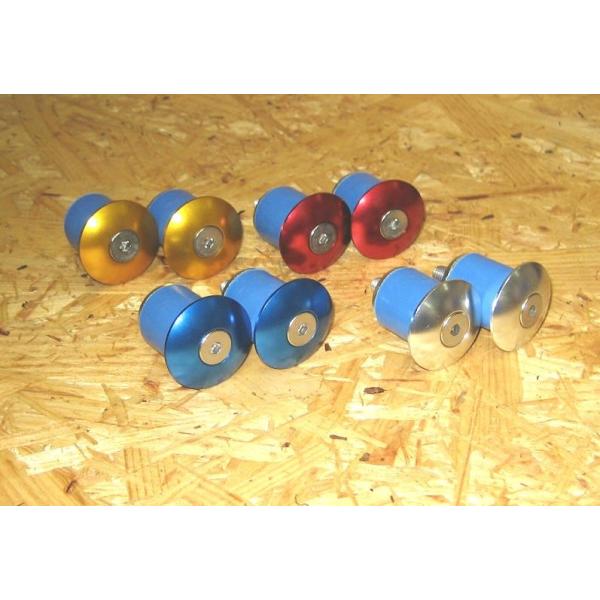 スノースクートのグリップを転倒から守ると共にカラーアクセントとして如何ですか。