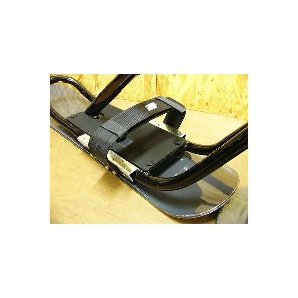 Jykkスノースクート用サイドステップＰinは大好評のサイドステップの滑り止めパットをＰinタイプに変更、足元のグリップ力をＵＰ！より簡単、確実にエッジへ荷重する為のアイテムです。デッキ幅は、取り付けるとステップの幅が65mmUP！足が入れ...