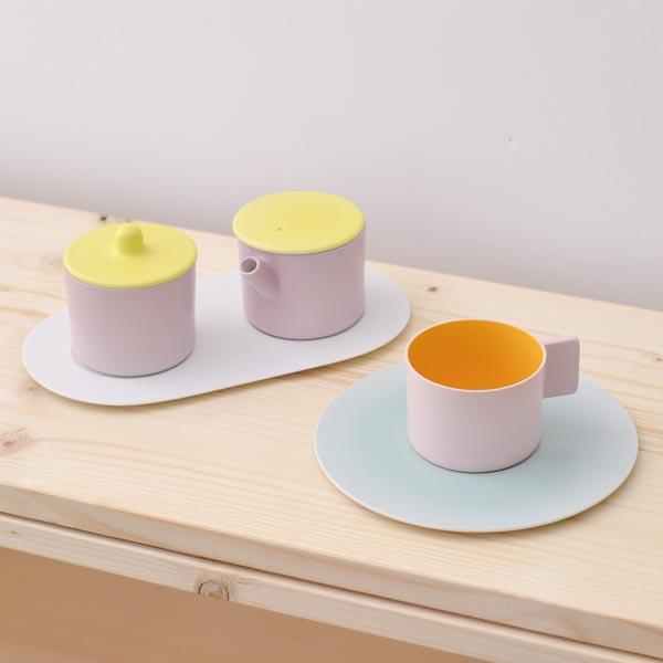 綺麗な円形に薄い面。丁寧な仕事で完成したモダンなコーヒーカップとシュガーポット・ミルクポットのセットです。ショルテン＆バーイングスという二人のデザイナーが有田焼の伝統的色使いからこの「カラーポーセリン」シリーズを生み出しました。現代の生活に...