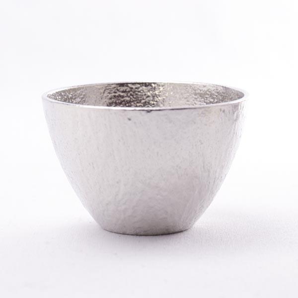 錫１００％の能作のぐい呑です。古来より酒器や茶器などに用いられてきた金属の「錫」を使用しており、お酒の味が雑味がなくまろやかになると大変人気の商品です。錫は熱伝導率が良く、最後までひんやりとしたお酒が飲めます。金属でありながら温かみのある質...