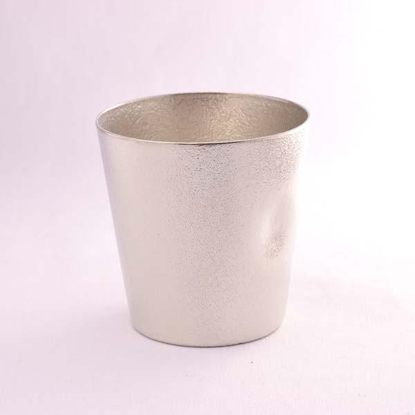 錫100%で作られた能作のカップ。錫は古くから水を浄化する作用があり、注いだお酒や水の味をまろやかにすると言われています。表面は鋳物ならではのざらりとした質感。持ち手部分にくぼみがあり、親指のフィット感が心地よく感じます。（※錫100%で自...