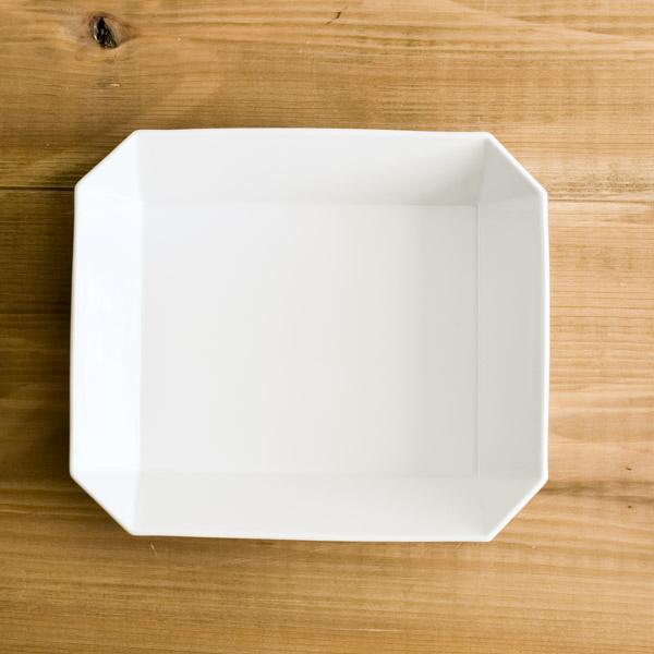 有田焼のまっさらな白色が料理を引き立てる「arita1616」のスクエアボウル(幅18.5cm)です。高台がなくフラットに置けるモダンなデザインのボウルは、和・洋・中どんな料理にも対お使いいただけます。また、有田特有の丈夫な生地で電子レンジ...