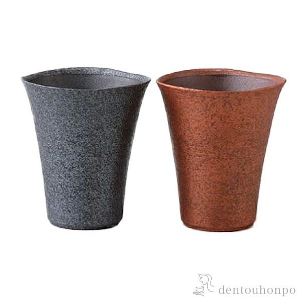 焼酎やハイボール、ソフトドリンクなどを飲むのにぴったりなカップです。この銅器彩は陶器のため、使う土も鉄分を多く含む粘土から作っています。絵付け（彩色）には、「タタキ」と呼ぶ丹念な手仕事で、まさに絵の具をトントンと叩くように自然なムラの発生を...