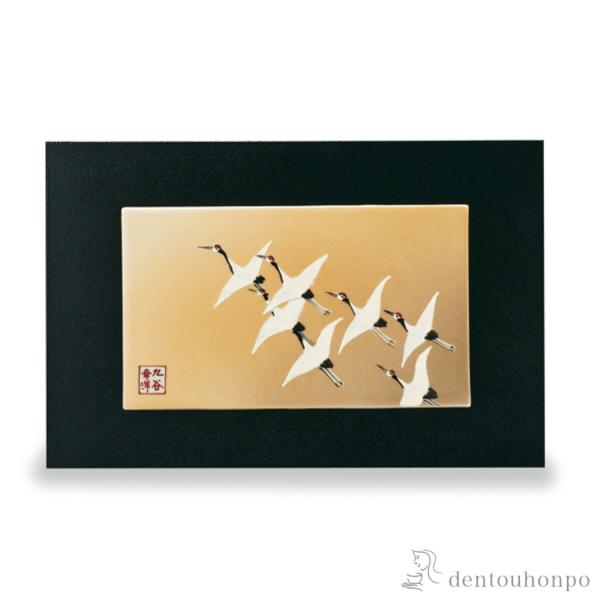 こちらの九谷焼陶額は、飛翔する鶴の優雅な姿を陶器に映し出し、伝統と芸術の融合を見事に表現。お部屋に飾るだけで、空間が一瞬で和の美に満たされます。高級感あふれる仕上がりは、大切な方への贈り物としても最適。時を超えて心に響く美しさを、あなたの生...