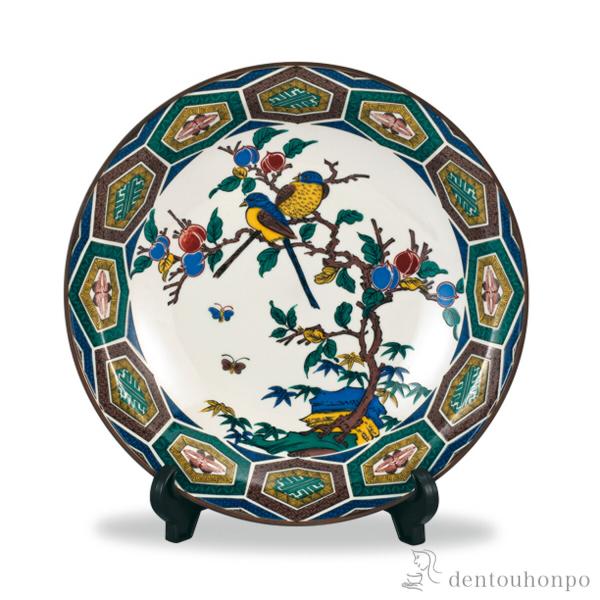 まるで日本の美が息づく芸術品。古九谷風の九谷焼飾皿は、鮮やかな色彩と緻密な模様で心を捉えます。高級感溢れるこの一品は、お部屋に格別な存在感をもたらします。伝統技術の結晶を飾ることで、日常に和の彩りを添えてみてはいかがでしょうか。特別なひと時...