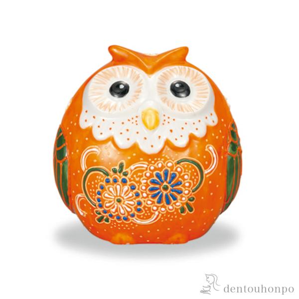 この九谷焼ふくろうは、日本の伝統と芸術が融合した逸品です。紅と黄の色彩が、華やかさと落ち着きをもたらし、部屋に優雅な印象を与えます。繊細な盛り技法で描かれた模様は、見るたびに新たな発見をもたらします。高級感ある逸品をお部屋に飾りませんか？心...