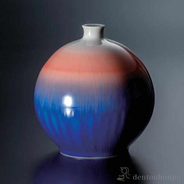 九谷焼の魅力が詰まったこの釉彩壷は、空間に優雅さを加える逸品です。熟練の技術で施された釉薬のグラデーションが、和洋問わずどんなインテリアにも品格をもたらします。高級な美術品として、一生ものの価値を感じさせる逸品です。静かな時間を、より豊かに...