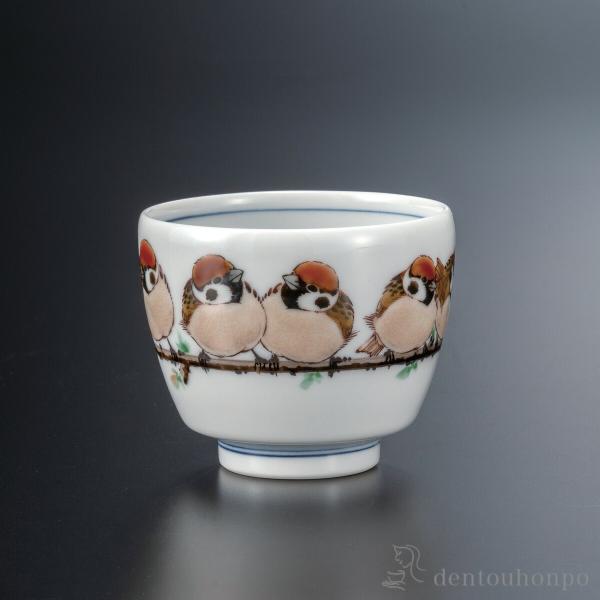 こちらの九谷焼ぐい呑みは、群雀図の繊細な絵付けが施され、酒を楽しむひとときをさらに豊かに彩ります。高級な仕上がりと優雅なデザインが、特別な集いの席に華やかさを添える一品です。伝統技法を堪能しながら、心ときめく至福の時をご堪能ください。贈り物...