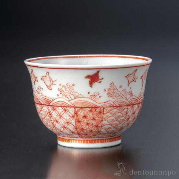 赤絵細描の美しい波千鳥文様が、九谷焼の卓越した技を物語ります。一杯ごとに味わう瞑想の時を、自然の調和を感じさせるこのおちょことともに。上質なひとときを、大切な方との特別な時間に彩り添える高級品。洗練された和の美意識を、あなたの暮らしに。■ ...