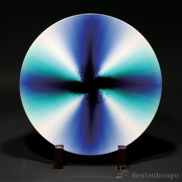 優雅な九谷焼の飾皿は、日本の伝統と美を象徴する逸品です。鮮やかな色彩と緻密なデザインは、まるで絵画のような存在感を放ちます。この高級美術品は、和室にも洋室にも調和し、空間に格調を添えます。飾るだけで、日常が特別な場に変わり、心に安らぎをもた...