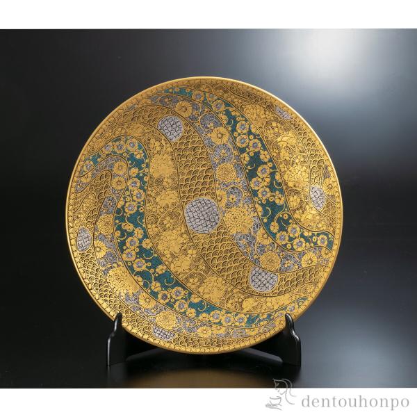 この九谷焼飾皿は、日本の美の粋を極めた芸術品。本金盛と割取小紋の絶妙なバランスは、格調高い空間を演出します。繊細な職人の技が光る一枚は、特別な空間に風格と伝統を添える最高の逸品。心を豊かにする美しさを、飾り皿としての存在感で感じてください。...