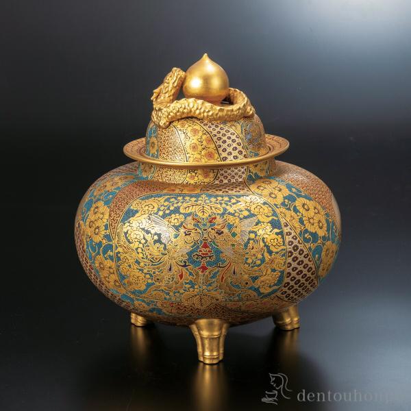 優雅な時を刻む九谷焼の香炉。本金盛割取小紋が織り成す華やかな曲線美で、格調高い空間を演出します。極上の風合いは日常に特別な一瞬を届け、あなたの心を豊かに潤すでしょう。洗練された美術品として、静謐なひとときを共にする贅沢を是非ご体感ください。...