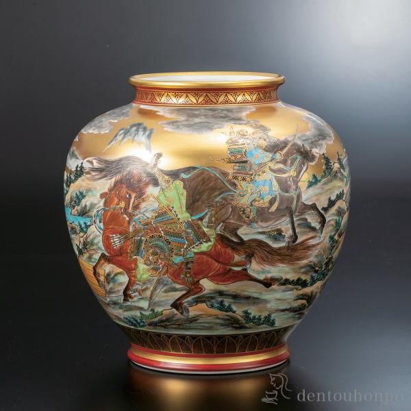 重厚な輝きを放つ九谷焼の花瓶は、武者の勇壮な姿が精緻に描かれた逸品。伝統の本金が生み出す上品な風格は、空間に格式と品位をもたらします。時を超える美しさと日本の匠の技術が織りなすこの花瓶は、特別な空間作りに寄り添う一品です。■ 花瓶 本金武者...