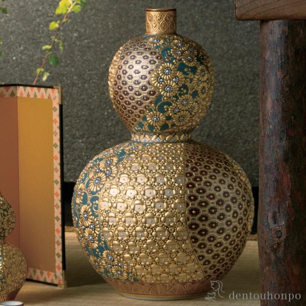 九谷焼の美が凝縮されたこの飾壷は、職人の技が織りなす芸術品です。本金の煌めきと精緻な小紋が、多彩な色彩と絶妙に調和したデザインは、空間を上品に彩ります。家に飾ることで、日常にさりげない高級感を添え、心に豊かさをもたらします。美術品としても贈...