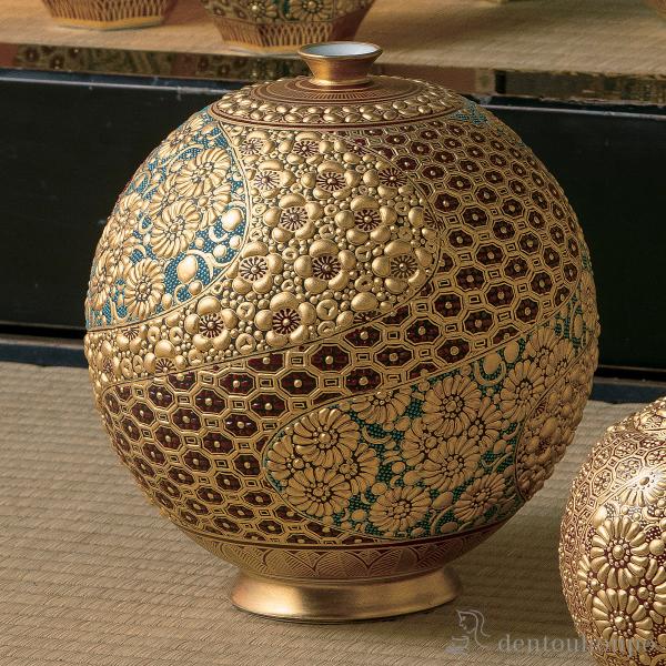 九谷焼の伝統美を極めた飾壺は、繊細な本金盛と割取小紋の意匠が一体となり、卓越した職人技を映し出します。6.5号サイズは存在感がありながらも、上品な調和を保ち、和と洋の空間に深い美しさを添えます。この一品を迎え、日常に美術品の贅沢を感じてくだ...