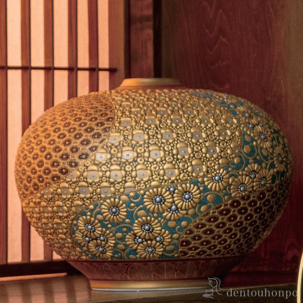 この美しい九谷焼の壺は、伝統と技が融合した逸品です。本金の華やかな輝きと緻密な割取小紋のデザインが、空間に格調と安らぎをもたらします。10号という存在感のあるサイズが、インテリアの主役となり、訪れる人々を魅了します。時を超えて愛される美術品...