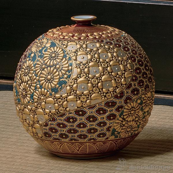 精緻な工芸技術が光る九谷焼飾壷。華やかな本金盛割取小紋が、伝統と現代の美を優雅に織り成します。心を穏やかにし、美術品としての高貴な存在感を放つこの花瓶は、特別な空間に格別な一瞬を生み出します。大切な時間をより一層、格調高く演出する一品です。...