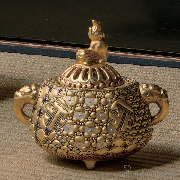 華やかさと繊細さを兼ね備えた九谷焼の香炉。本金盛による豪華な装飾が、空間に品格を添えます。伝統の割取小紋が映し出す美しい模様は、見るたびに新たな発見をもたらします。心落ち着く香りとともに、優雅なひとときをお楽しみください。高級感あふれるこの...