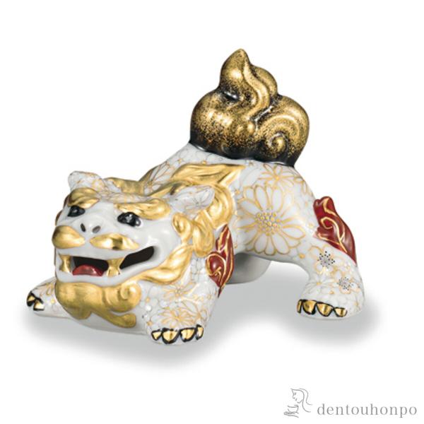 優雅な獅子の姿と繊細な金彩が美しく調和する九谷焼。この作品は、技術と美が高次元で融け合った芸術品です。伝統の中に宿る神秘的な力が、空間に格別な存在感を生み出します。日々の暮らしに、美しい佇まいをもたらし、心を豊かに彩る一品です。■ 獅子 本...