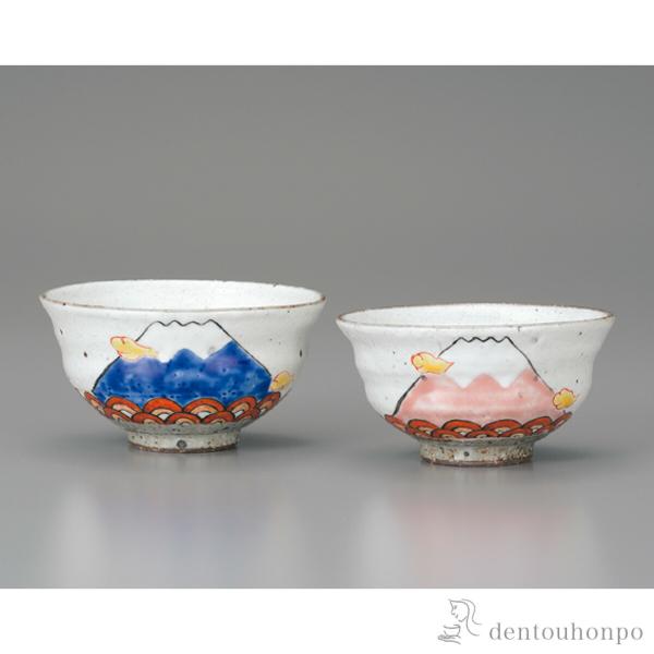 日本の美を象徴する九谷焼の富士山ペア夫婦茶碗。手に取るたび、職人の情熱と繊細な技術が感じられます。暮らしに彩りを添え、心安らぐひとときを創り出す逸品です。和の心を大切にするあなたにふさわしい、上質な時間を共に過ごせる茶碗です。大切な方への贈...