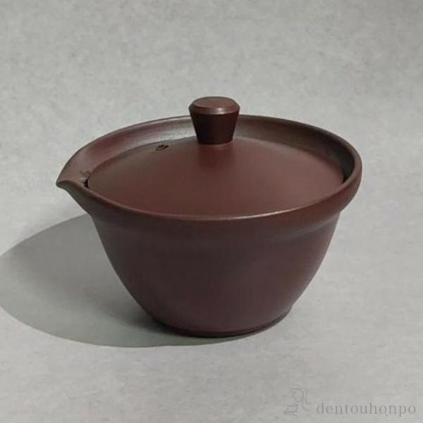 四日市萬古焼の伝統工芸士、伊藤実山作の絞り出しです。実山の急須は土と手仕事の温もりを感じられる独特の光沢を放っています。陶土を主成分とし内面に釉薬を使用していない萬古焼急須は陶器・磁器のどちらでもなく「陶土器」になります。陶土器急須は土含ま...