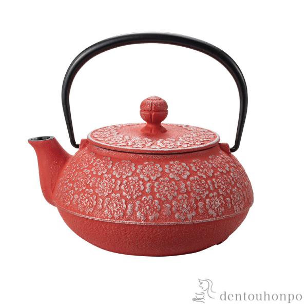 南部鉄器のもつ重厚感や特性は変えることなく、暮らしの中に取り入れやすい急須。内側にホーロー加工を施し、錆びる心配もありません。あたためてから使うと鉄器の特性が活き、保温性が高まるため、お茶のうまみがより引き出されます。■ 急須5型 桜 銀/...