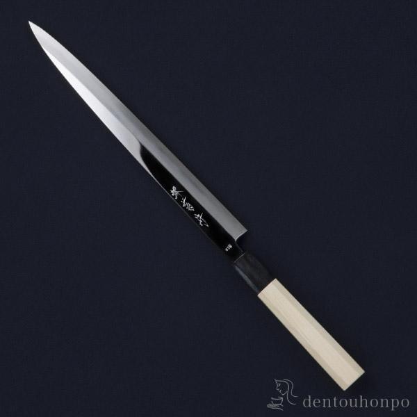 ステンレス系でサビに強く、さらに硬さと粘りに磨きをかけたプロ仕様のカスミ和包丁の最高峰。V10特殊鋼の鏡面仕上げが清潔感、演出効果をさらに高めます。柄は口輪部分が水牛の角、下部の木は朴の木でできており、手になじみやすい八角形は柄の種類の中で...