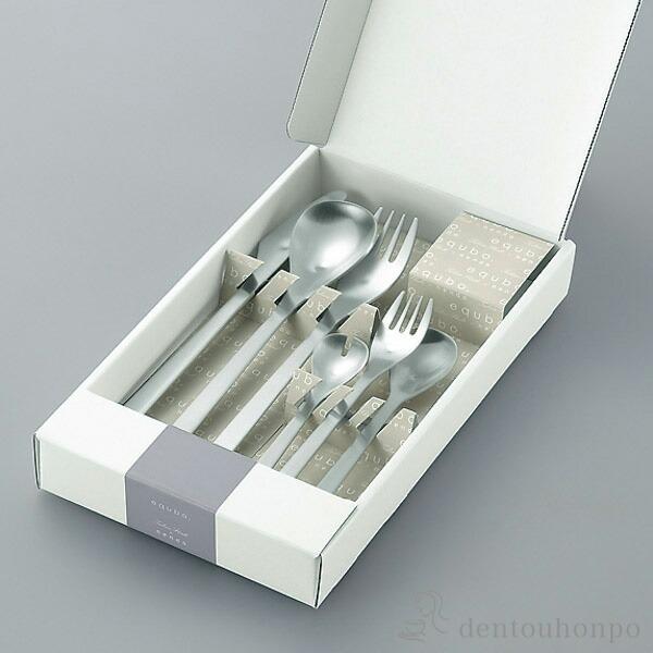 カトラリーにつけられたわずかなクボみ。美味しいゴハンに自然と笑みが生まれて頬にエクボができるイメージを映し出しています。毎日使う道具だからこそ、わずかな遊び心をプラスして、使う人の気持ちを優しくしてくれる。使うほどに親しみのわくカトラリーで...