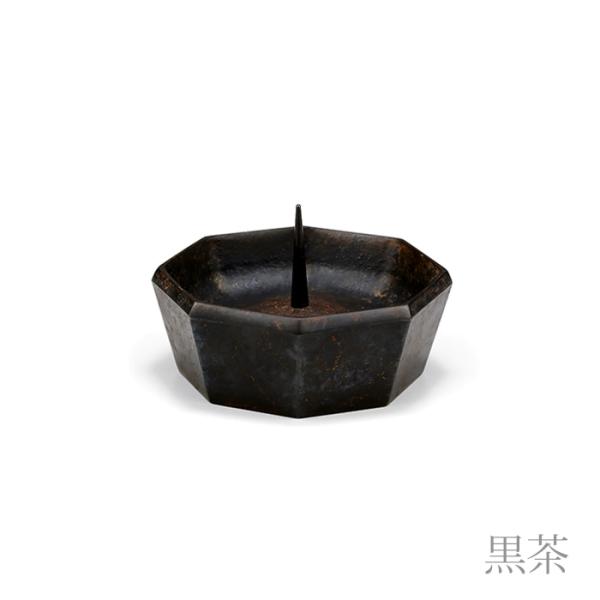 燭台部分は、富山県高岡市の伝統産業である真鍮鋳物と金属加工の技術を用い、職人が一つ一つ丁寧に手仕上げを施しています。■ 灯立 八角 黒茶 桐箱入り 【 能作 / 高岡銅器 】＜仕様＞・ショップ品番：tkn0075・材質：本体:真鍮・商品サイ...